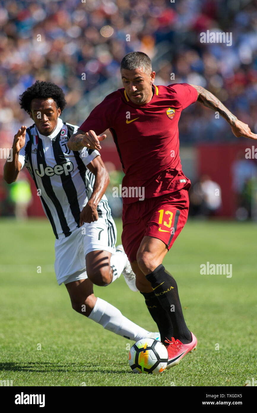 Juventus midfielder Juan Cuadrado (7) battles for a ball with Roma ...