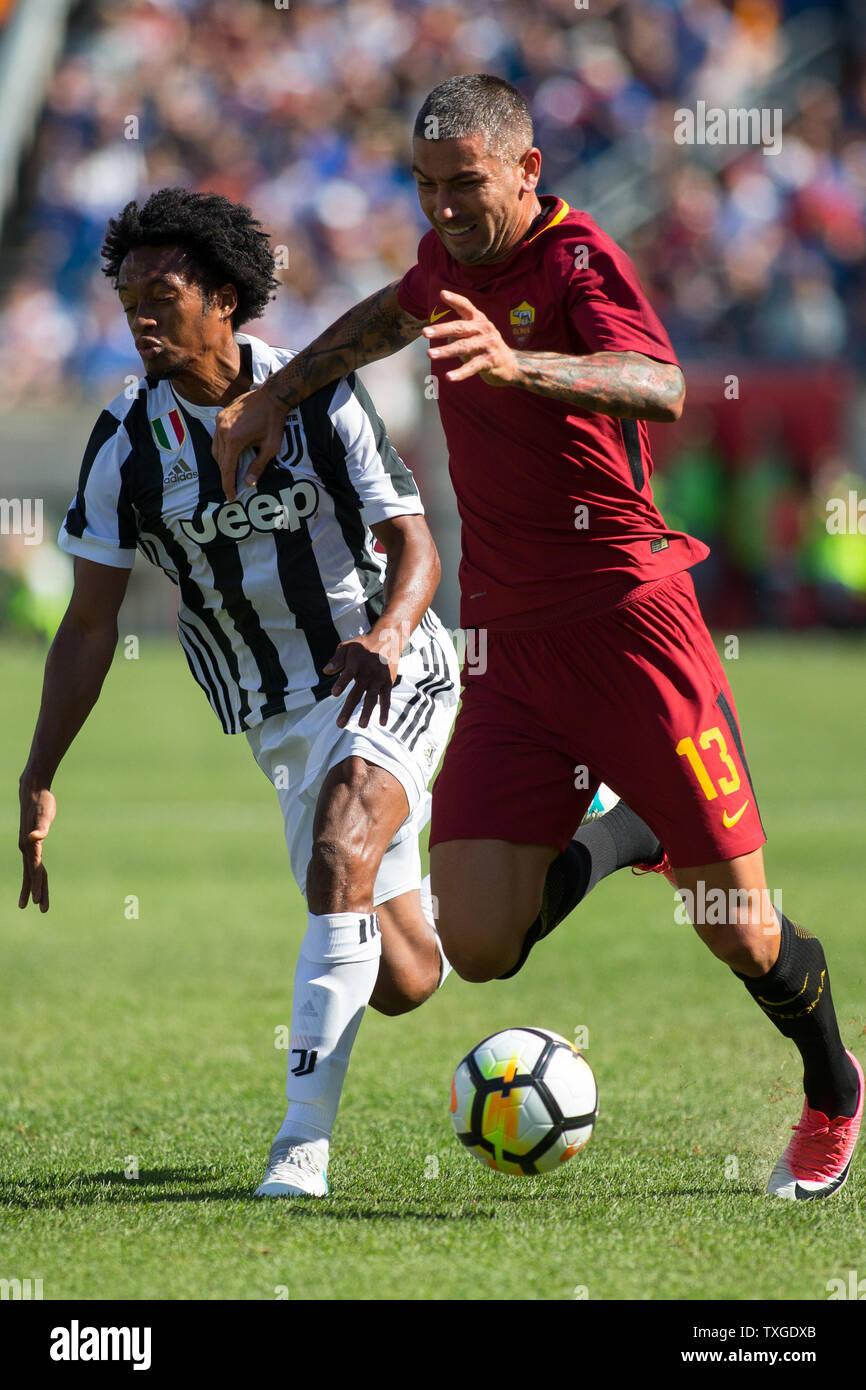 Juventus midfielder Juan Cuadrado (7) battles for a ball with Roma ...