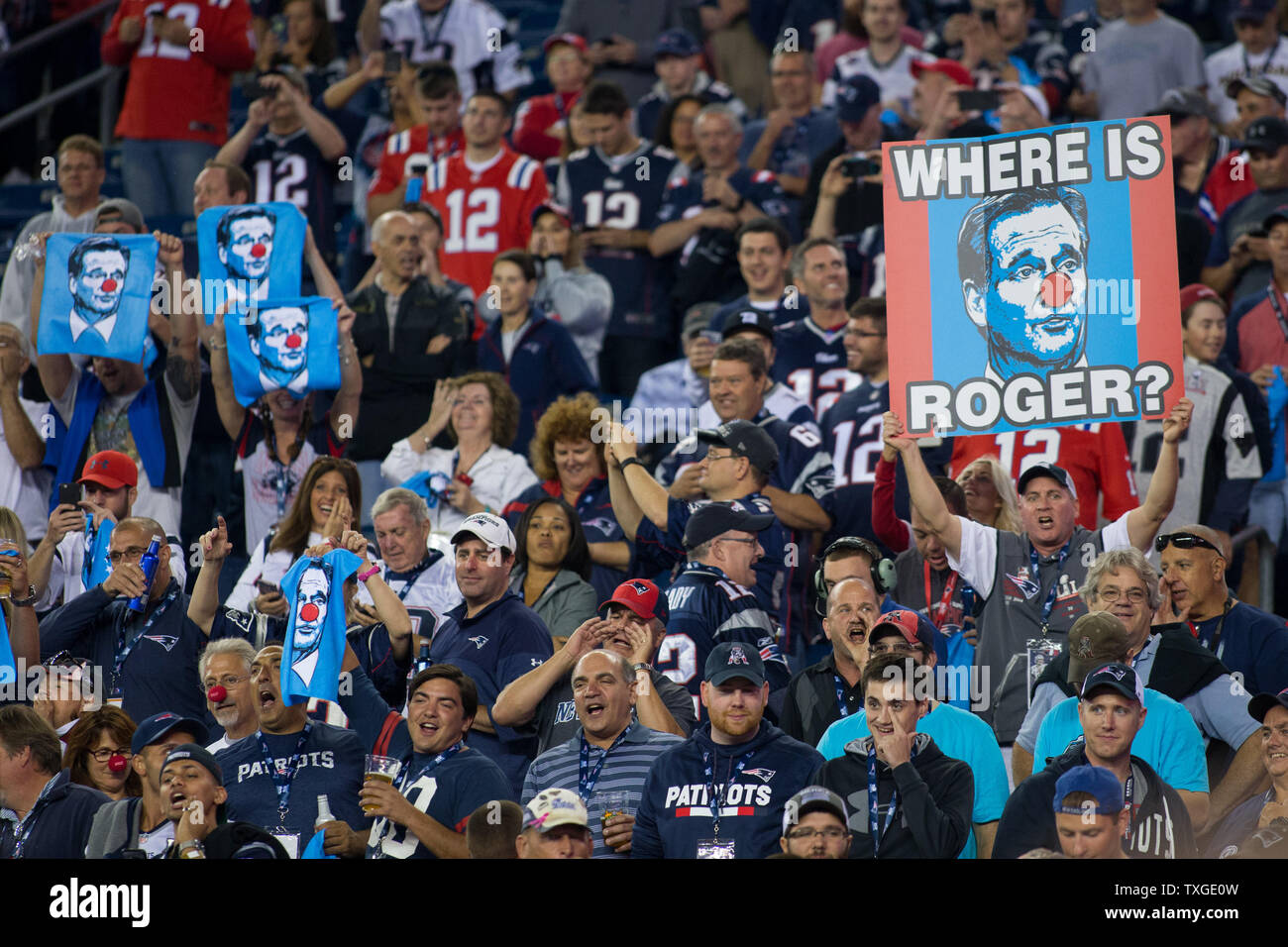 Clown paraphernalia hi-res stock photography and images - Alamy