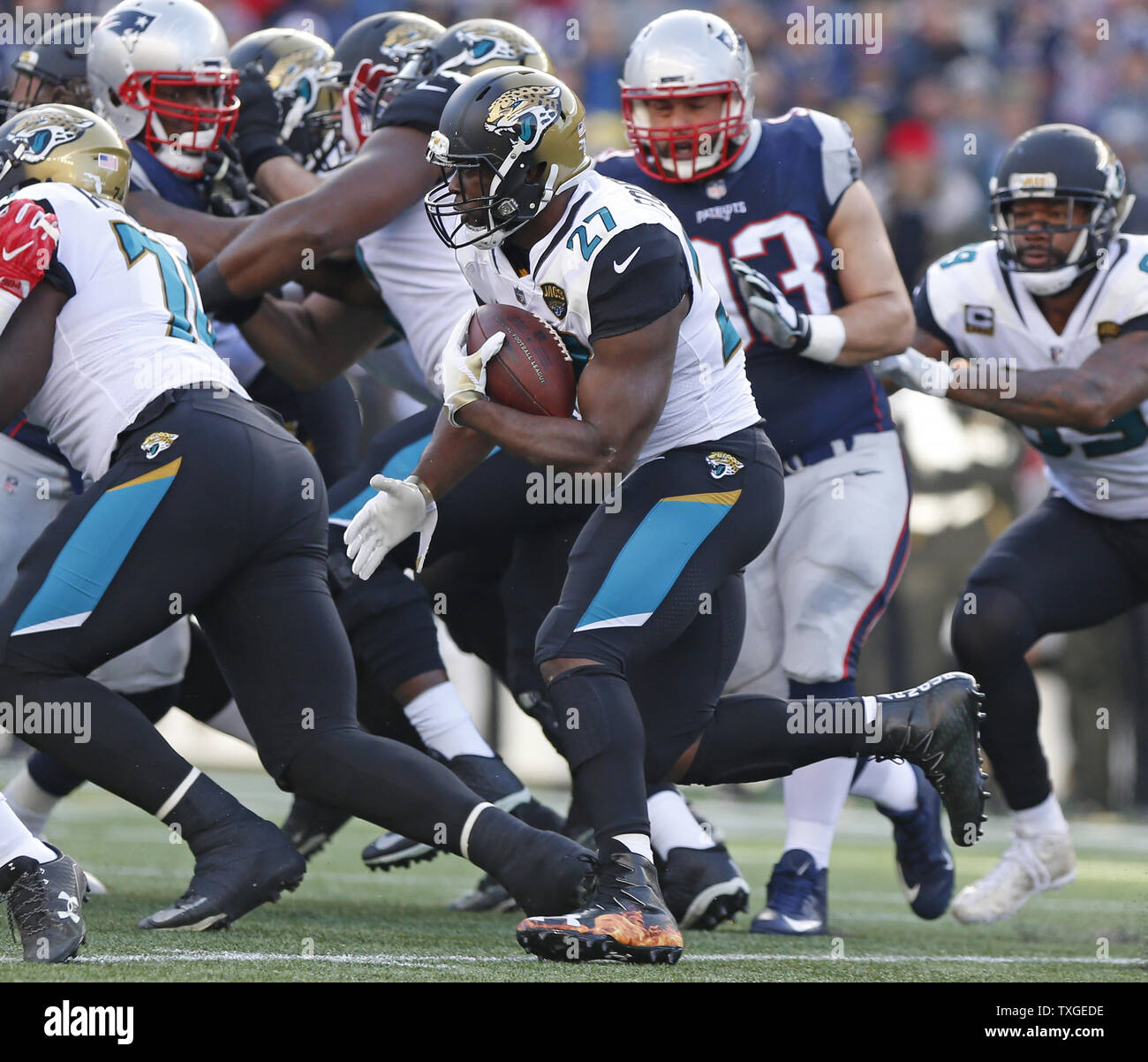 Jacksonville Jaguars running back Leonard Fournette (27) runs for short ...