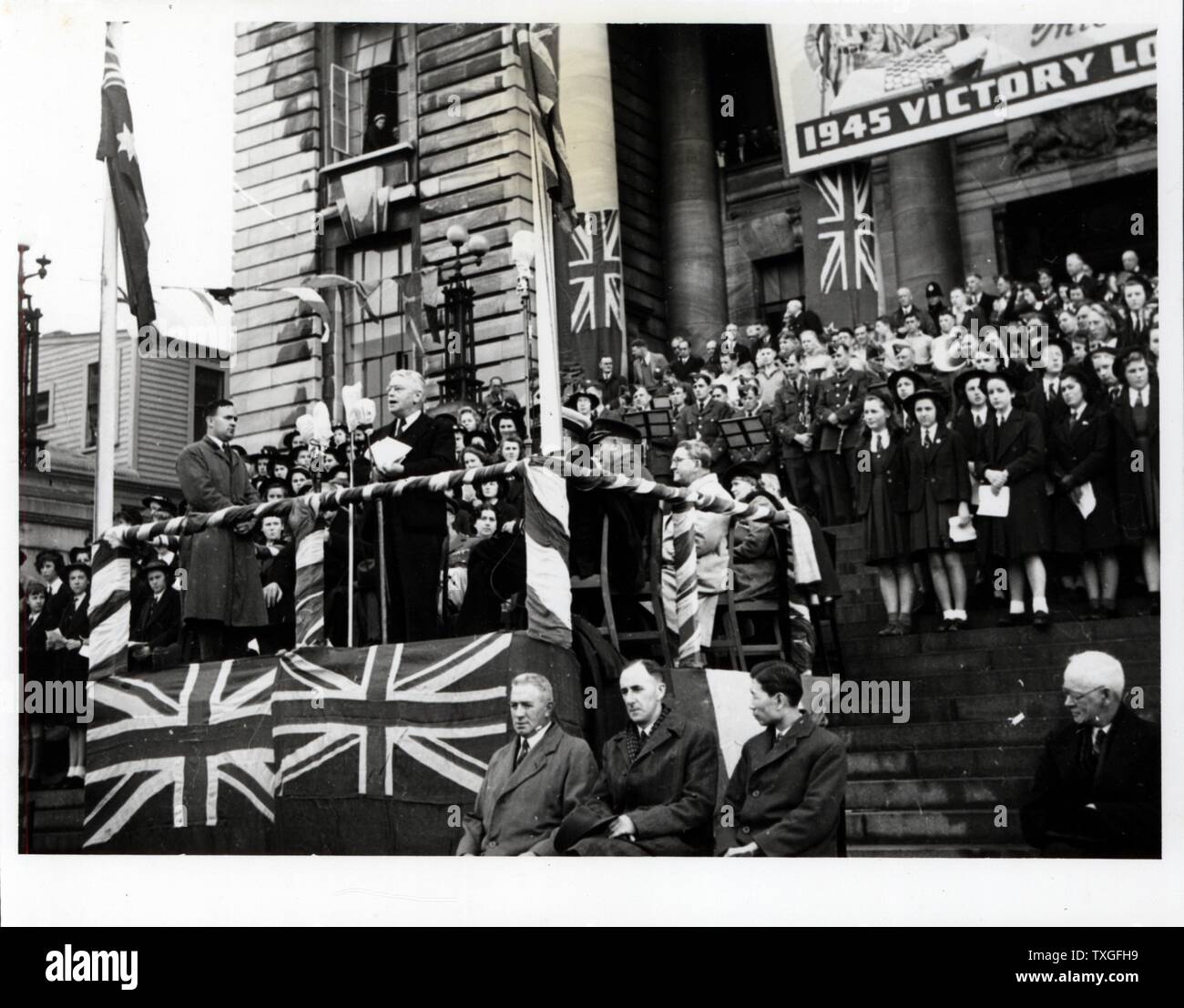 Addressing the crowd hi-res stock photography and images - Alamy