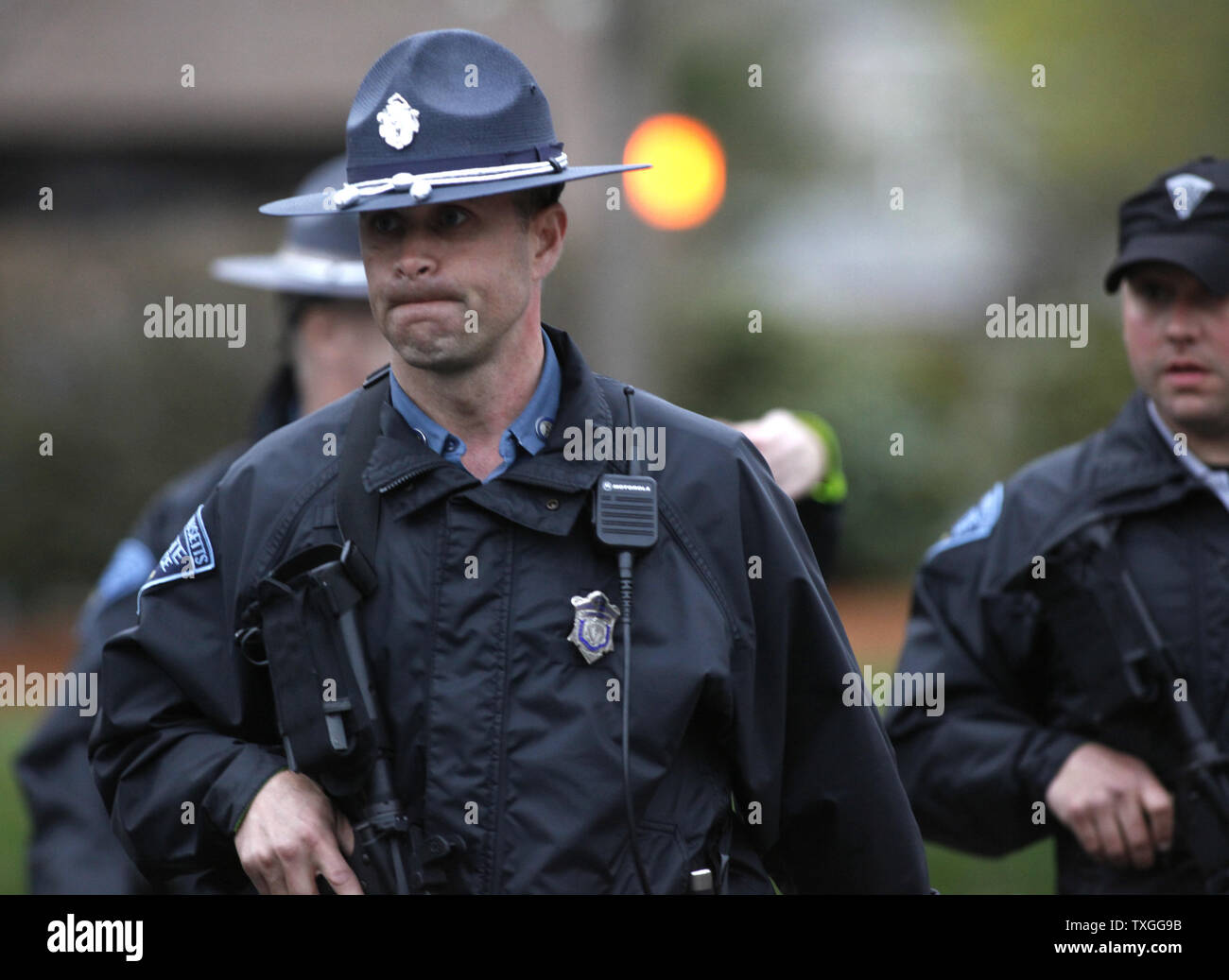 Police surround house hi-res stock photography and images - Alamy