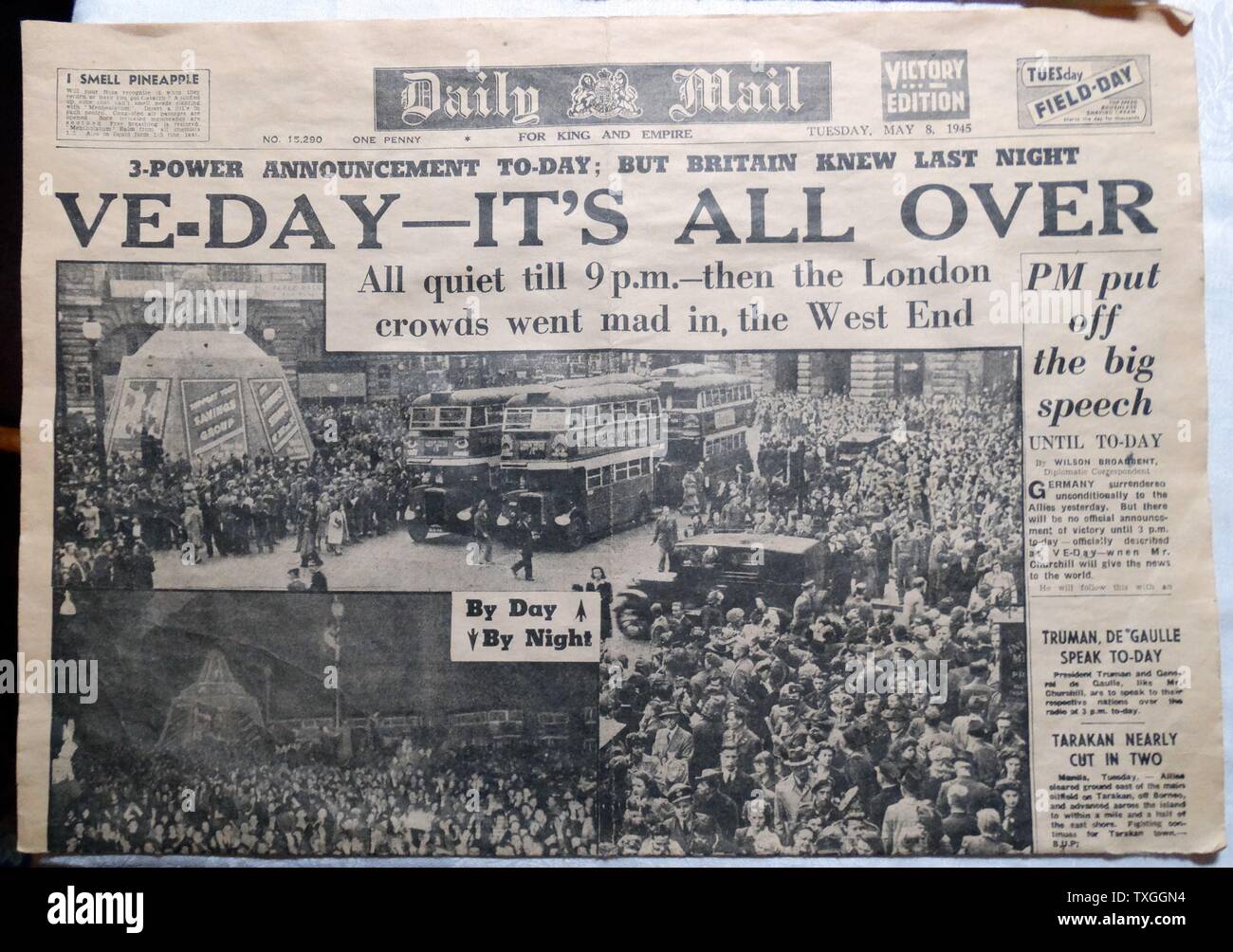 Newpaper headlines from the Daily Mail announcing the end of the war ...