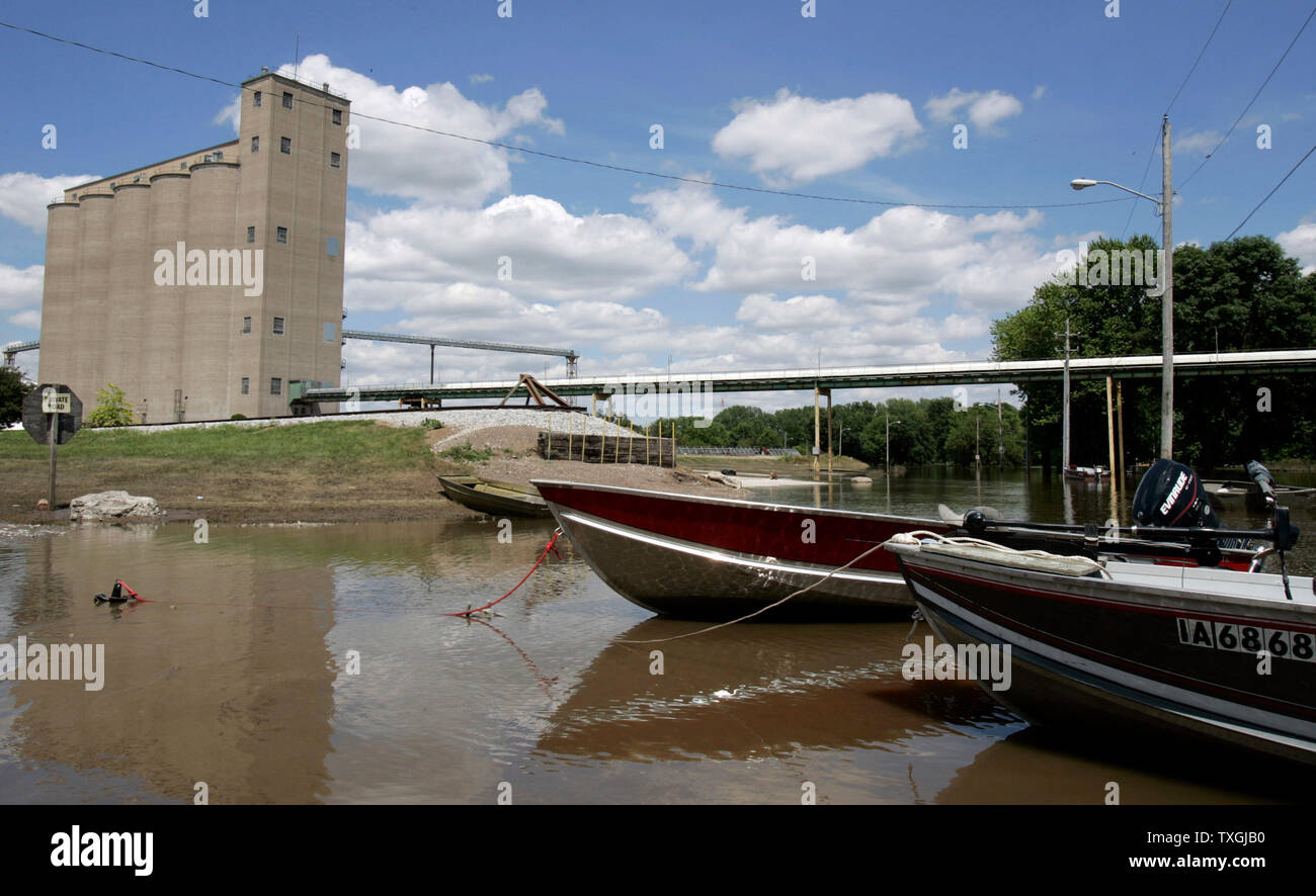 Grain silo damage hi-res stock photography and images - Alamy