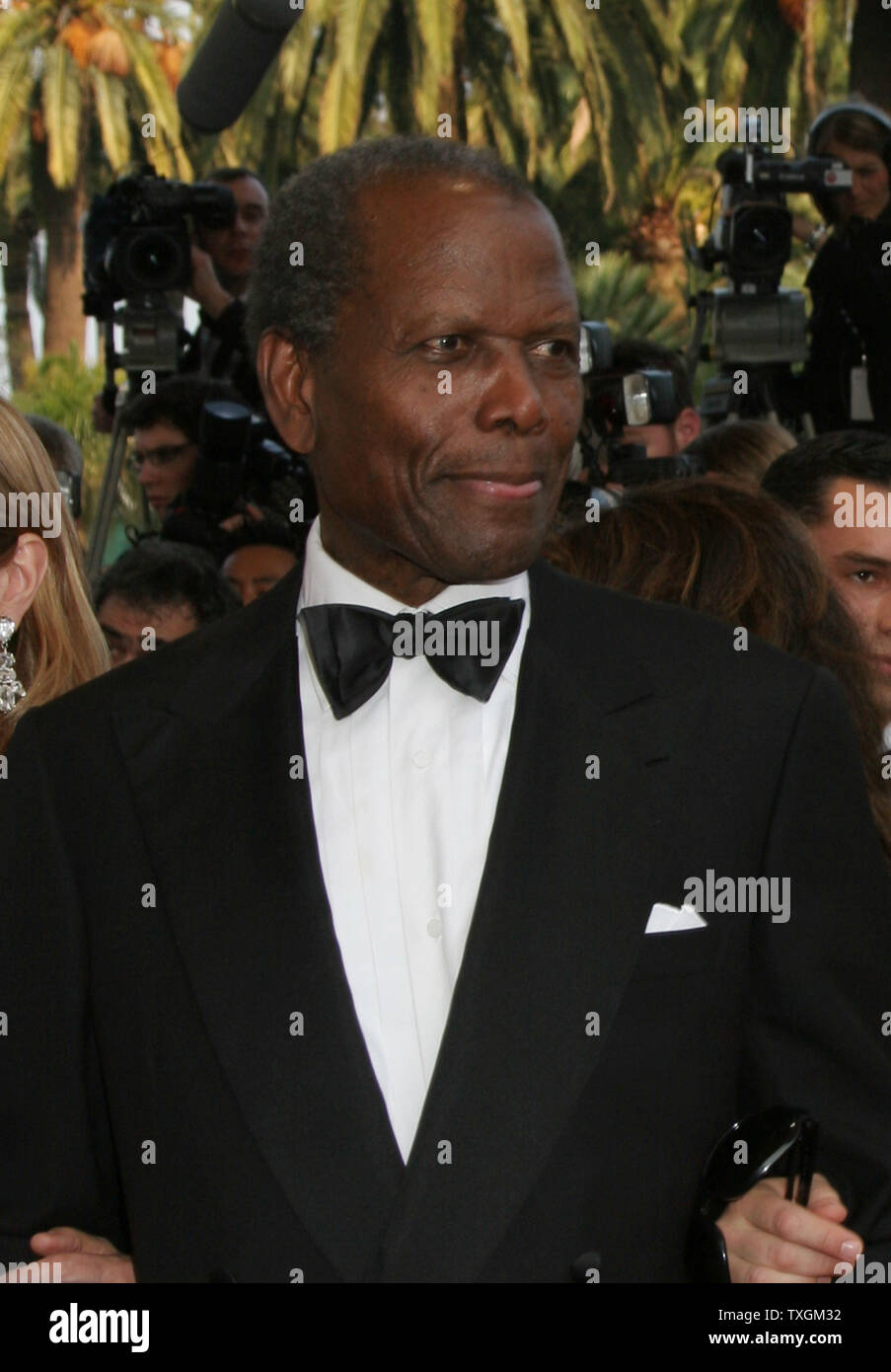 Actor Sidney Poitier arrives on the red carpet at the official opening ...