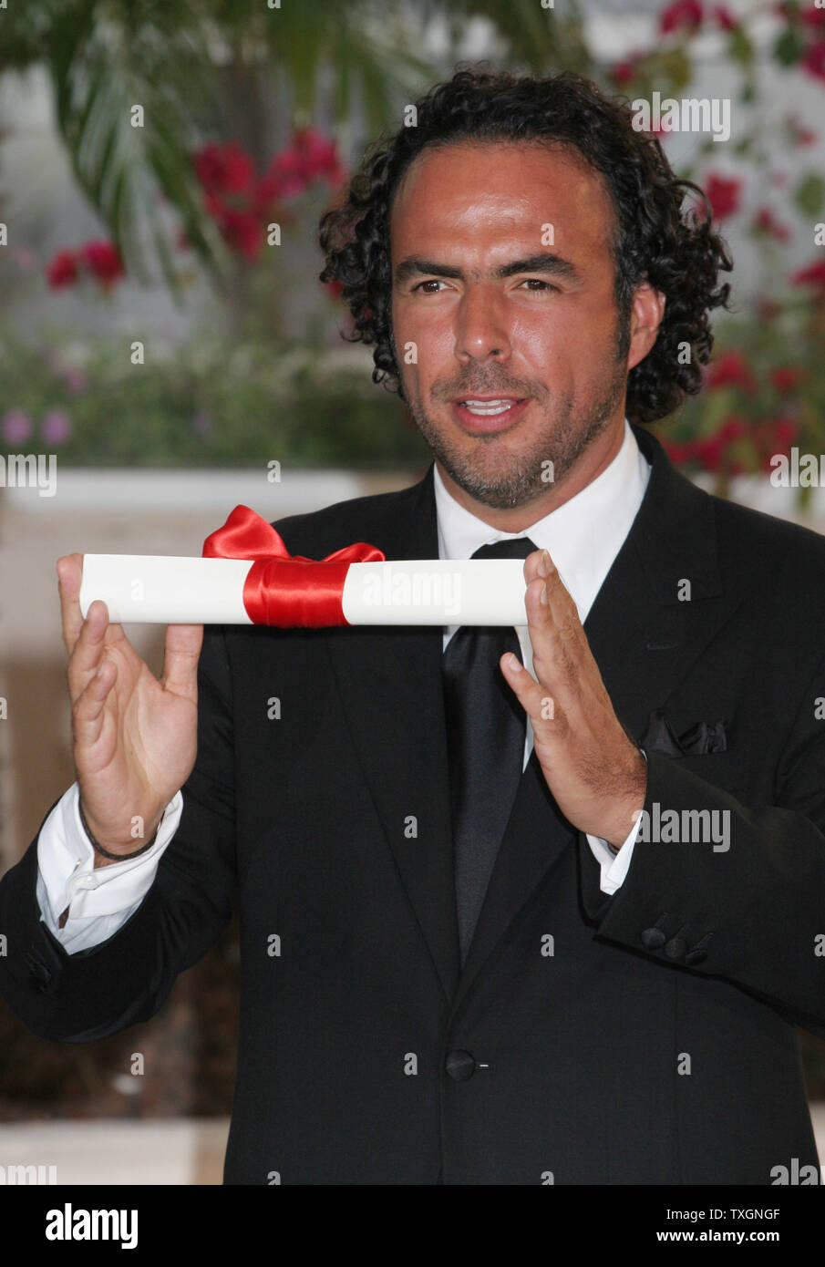 Mexican director Alejandro Gonzalez Inarritu displays his Best Director ...