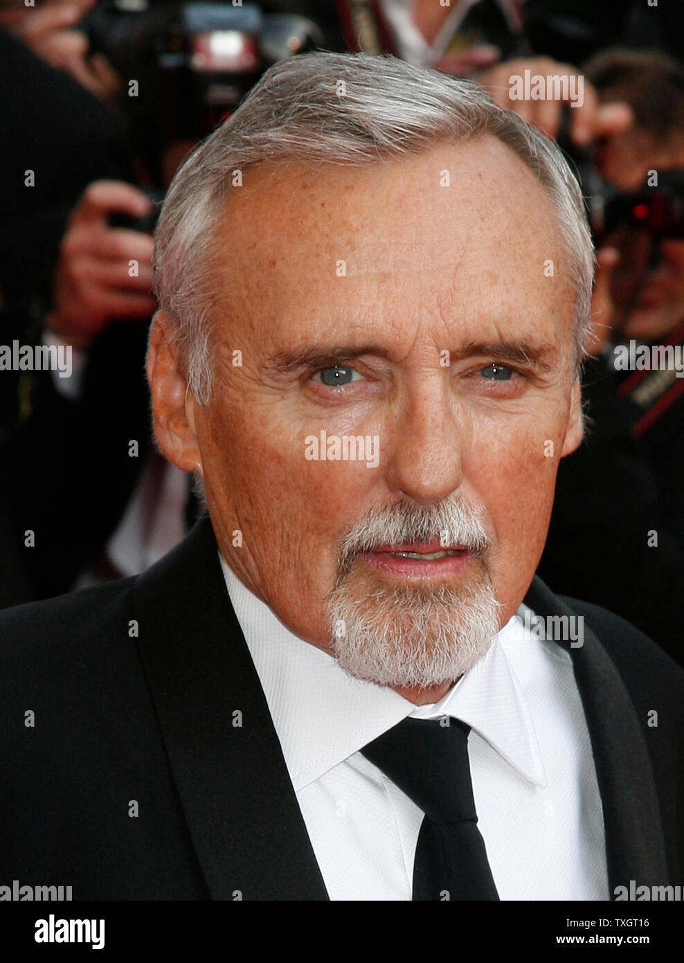 Actor Dennis Hopper arrives on the red carpet during the 61st Annual ...