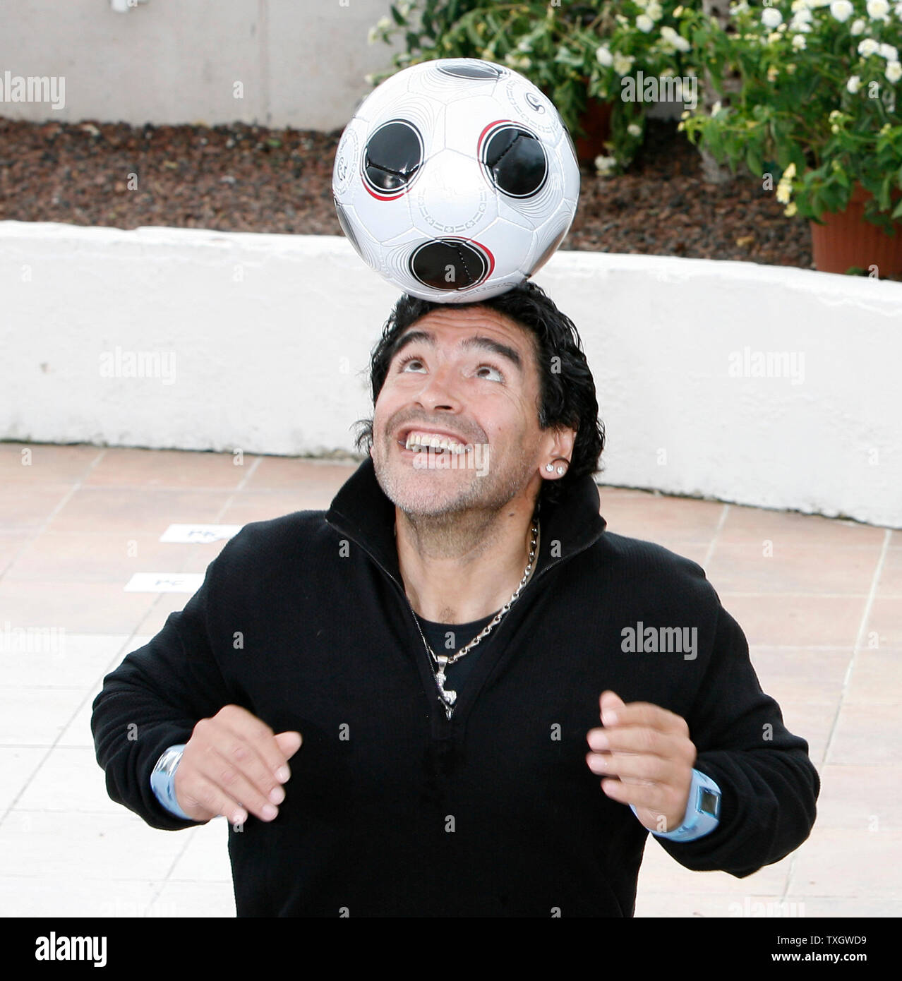 Argentinean soccer legend Diego Maradona performs at a photocall for ...