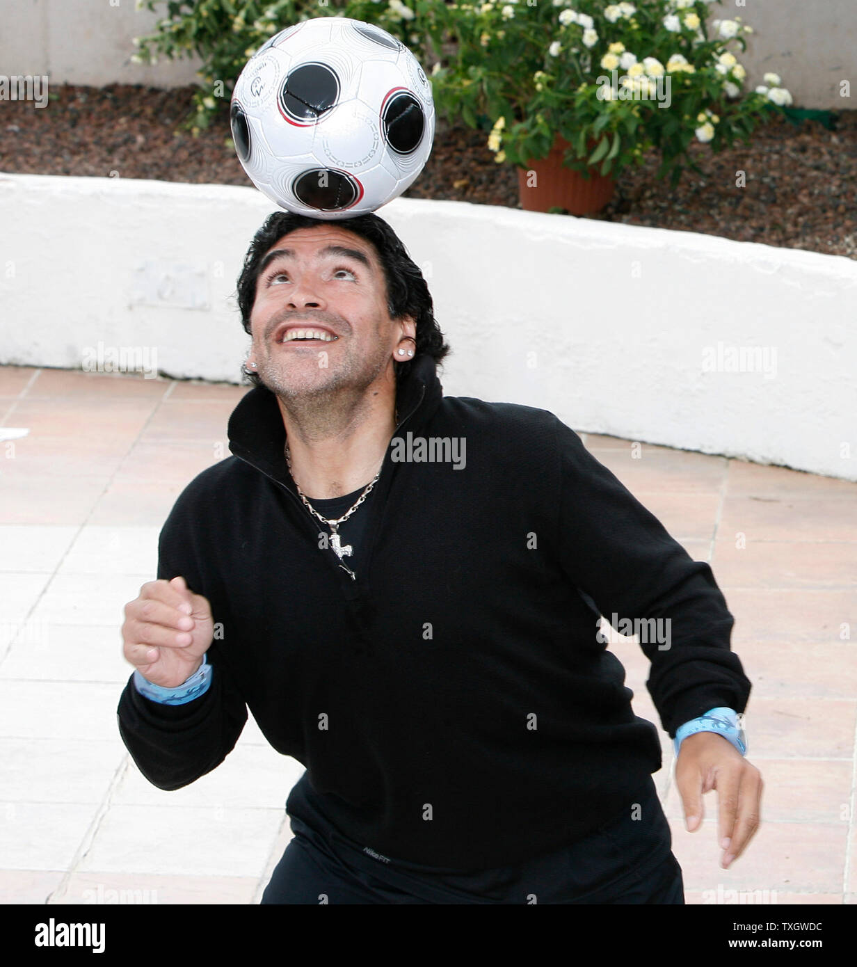 Argentinean soccer legend Diego Maradona performs at a photocall for ...