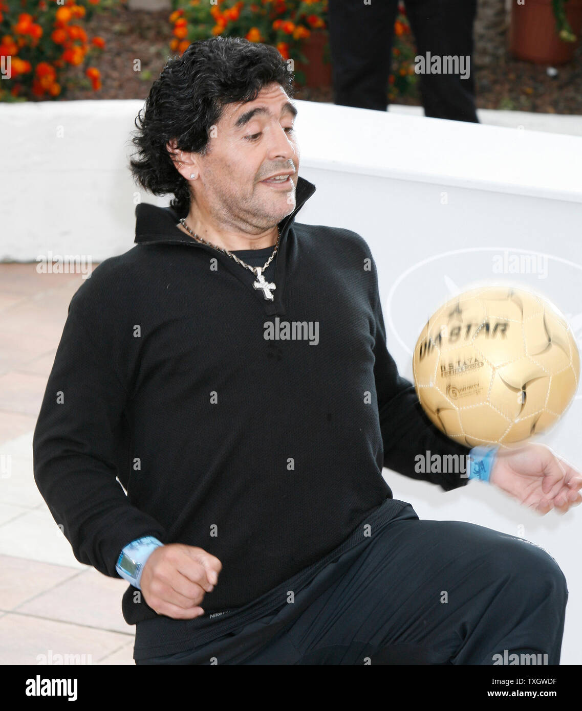 Argentinean soccer legend Diego Maradona performs at a photocall for ...