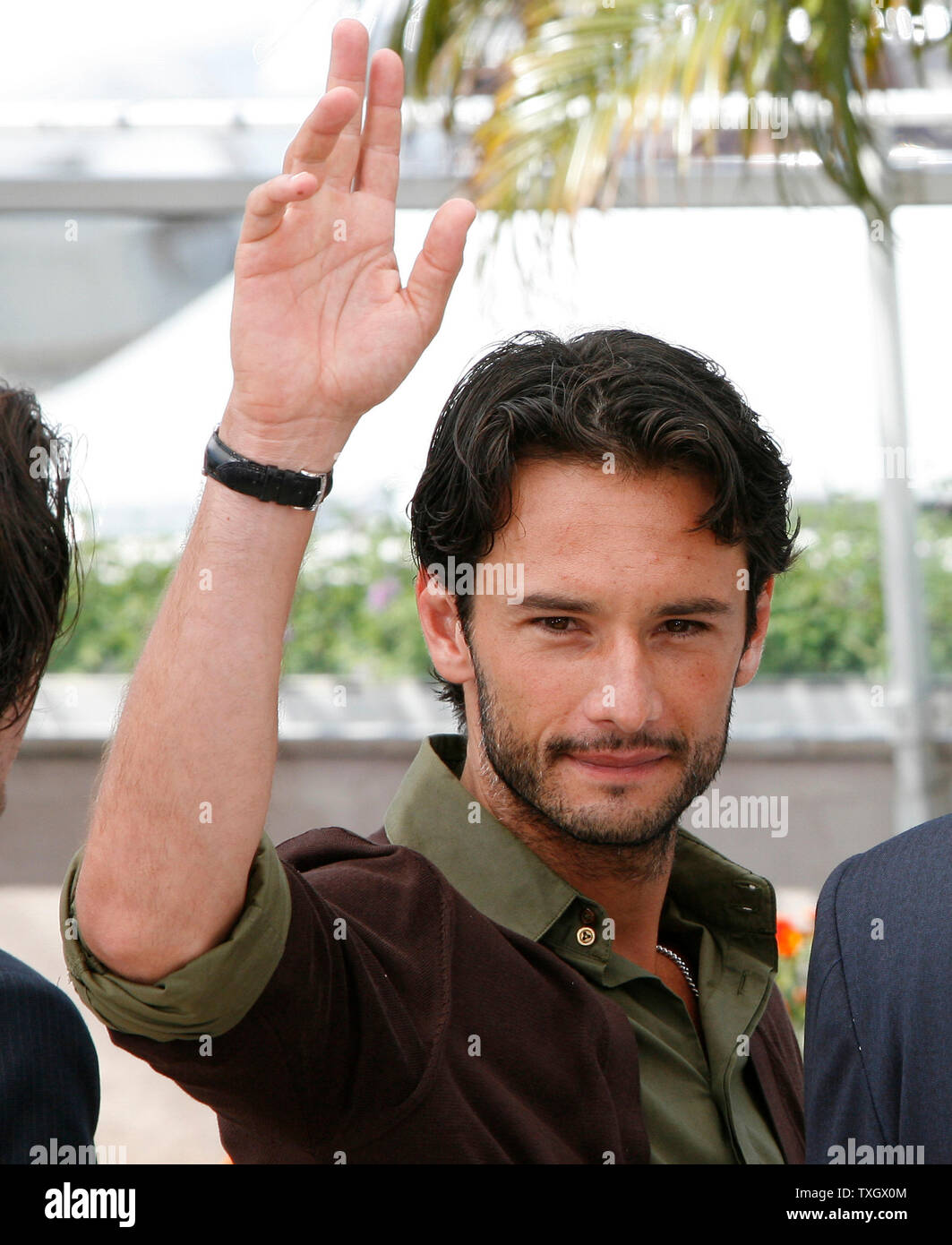 Actors Rodrigo Santoro waves during a photocall for the film "Che" at ...