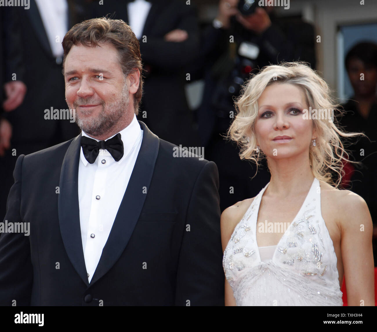 Russell Crowe and wife Danielle Spencer arrive on the red carpet before ...