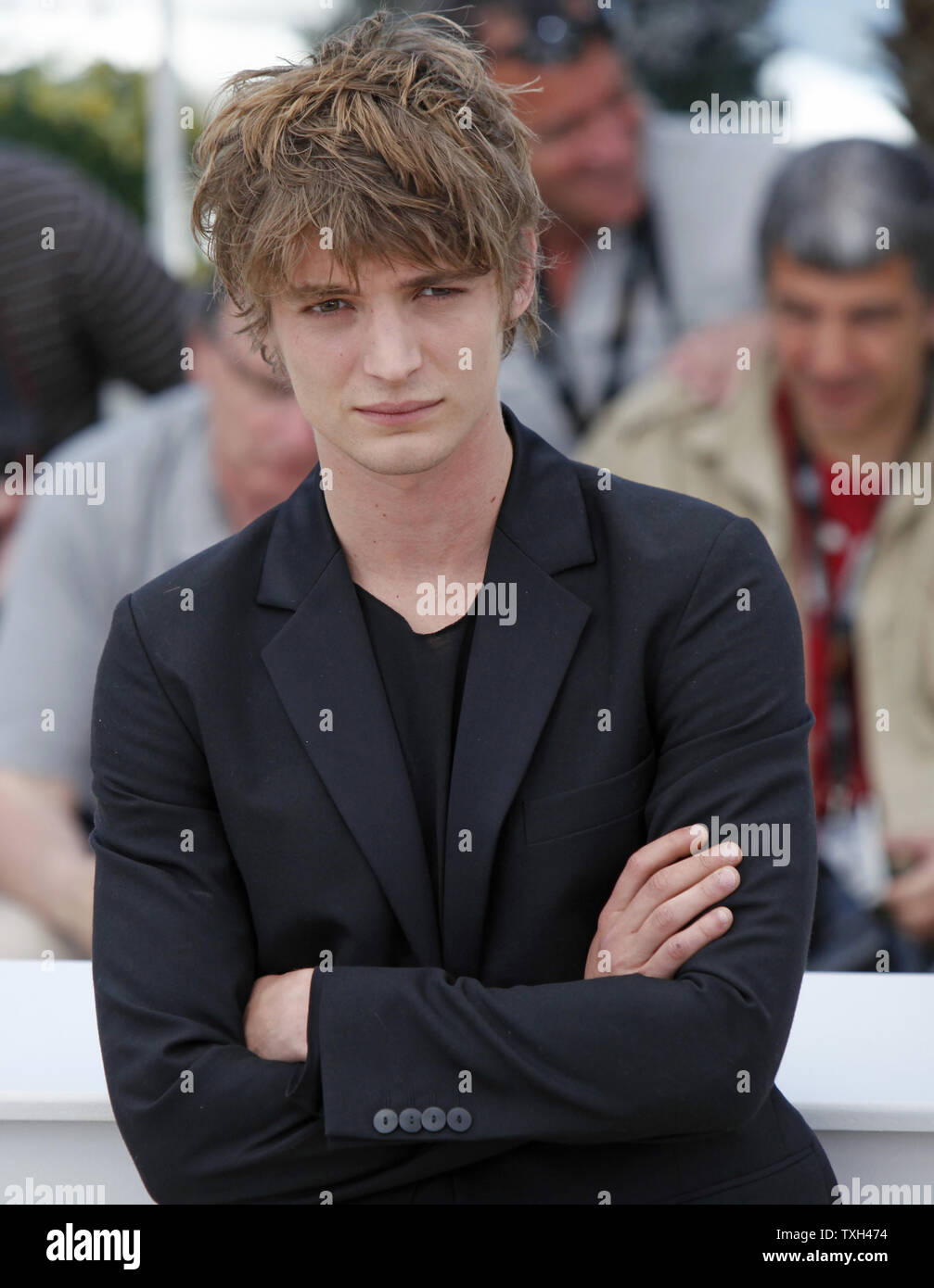 Niels Schneider arrives at a photocall for the film "Les Amours ...
