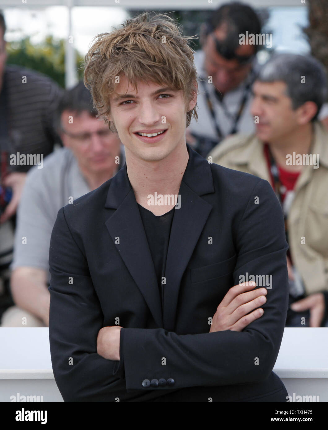 Niels Schneider arrives at a photocall for the film "Les Amours ...