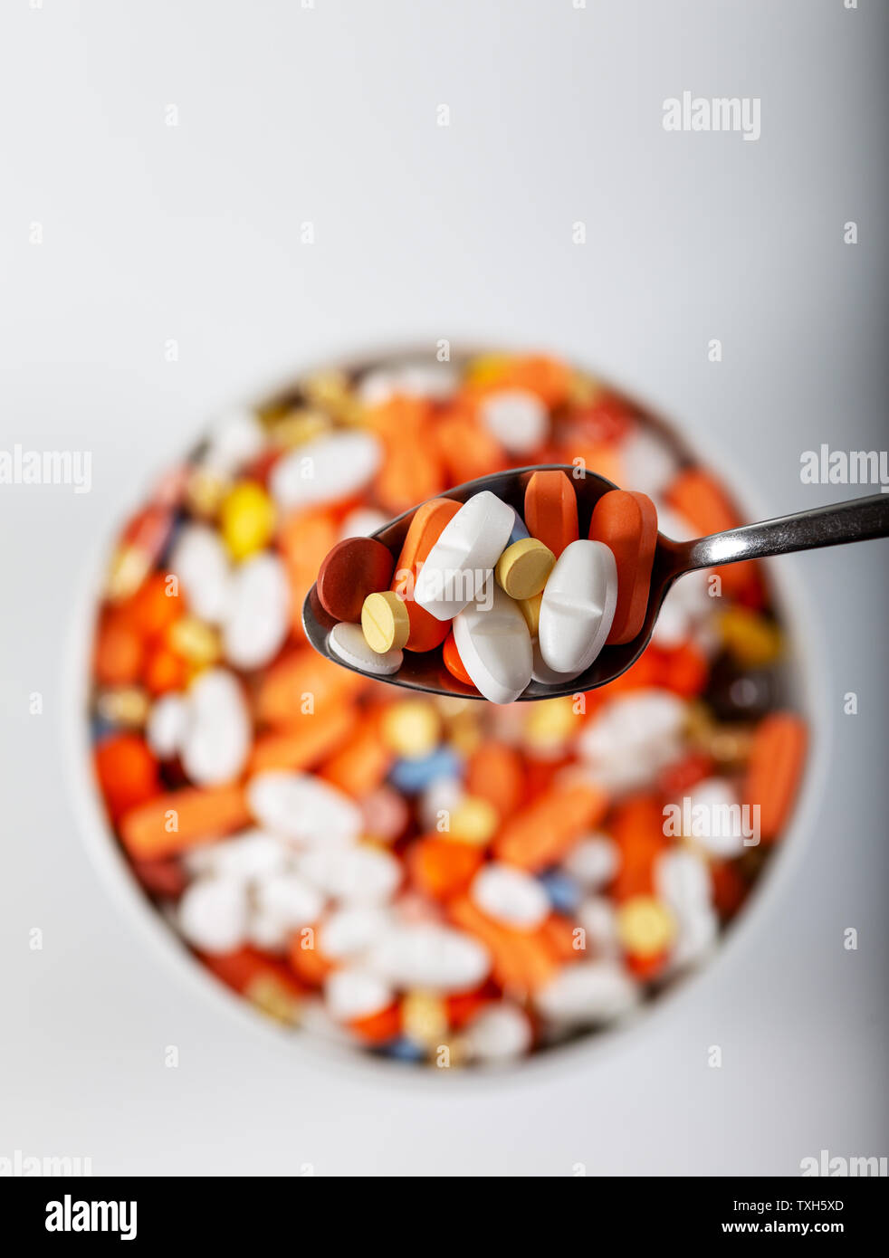 Spoon medicines tablets hi-res stock photography and images - Alamy