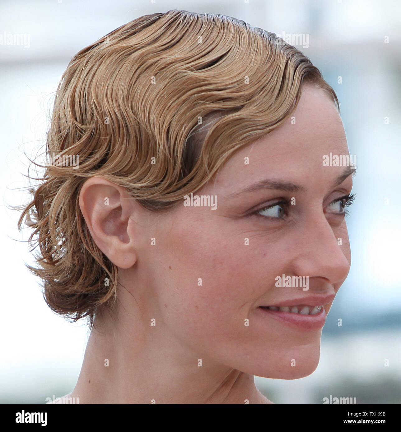Cecile de France arrives at a photocall for the film "Le Gamin au Velo ...
