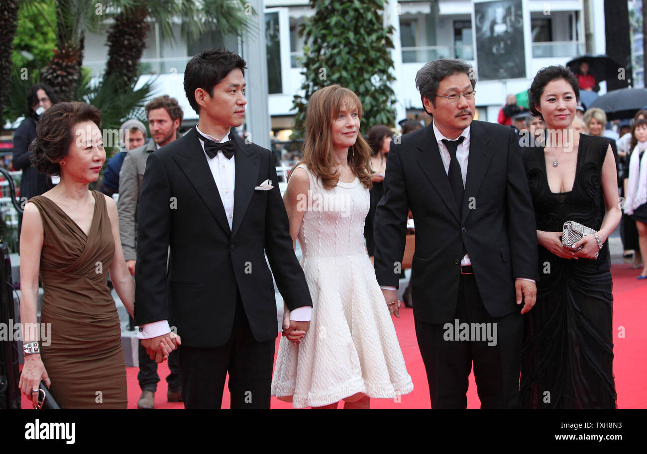 (From L to R) Youn Yuh-jung, Yu Jun-Sang, Isabelle Huppert, director ...
