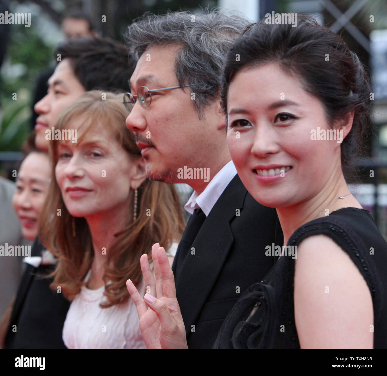 (From R to L) Moon So-ri, director Sang-soo Hong, Isabelle Huppert, Yu ...