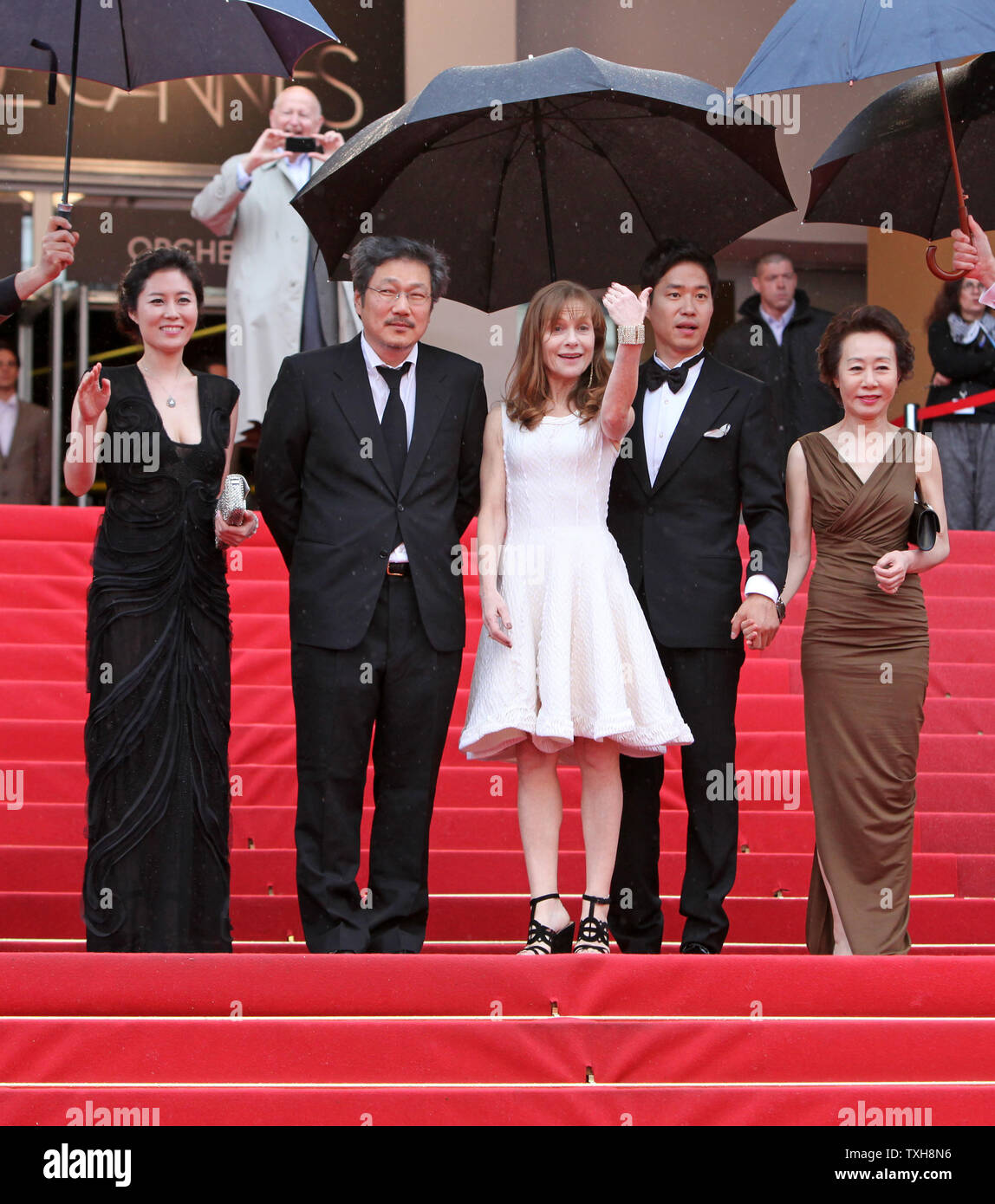 (From L to R) Moon So-ri, director Sang-soo Hong, Isabelle Huppert, Yu ...