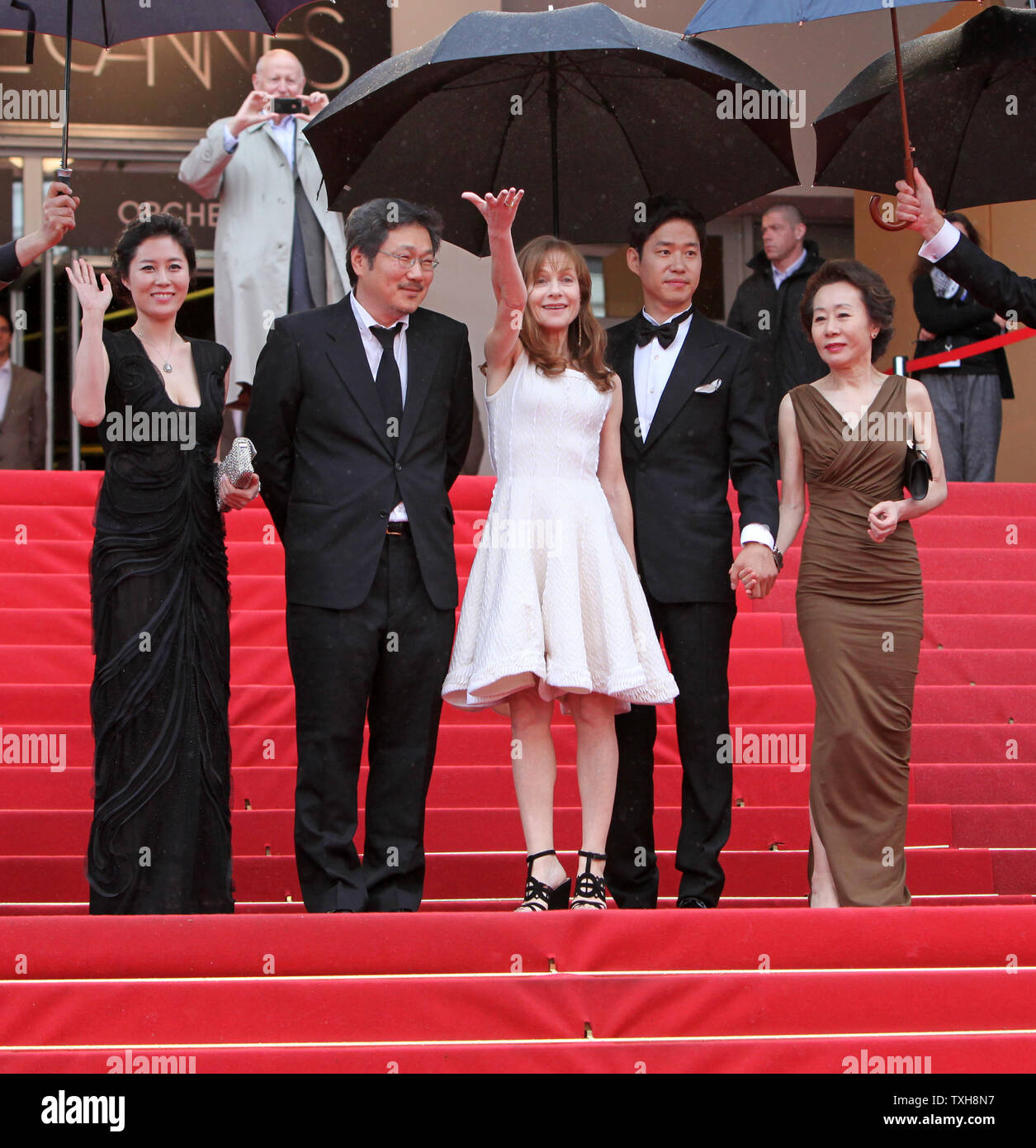 (From L to R) Moon So-ri, director Sang-soo Hong, Isabelle Huppert, Yu ...