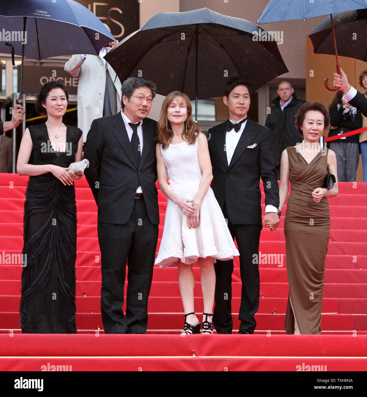 (From L to R) Moon So-ri, director Sang-soo Hong, Isabelle Huppert, Yu ...