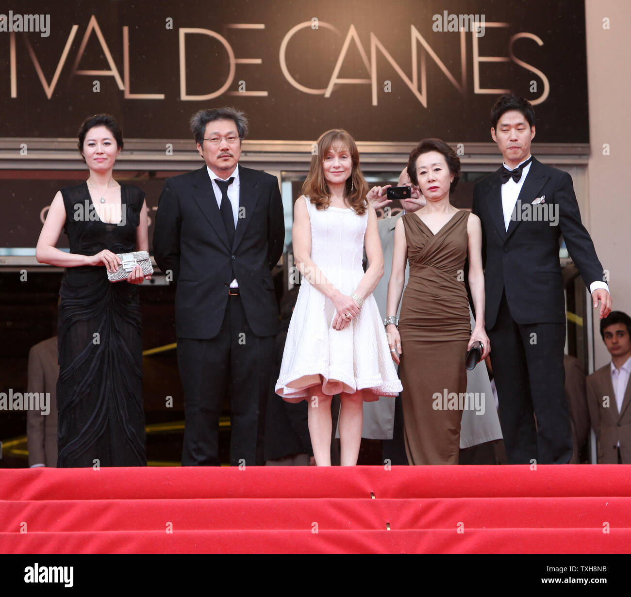 (From L to R) Moon So-ri, director Sang-soo Hong, Isabelle Huppert, Yu ...