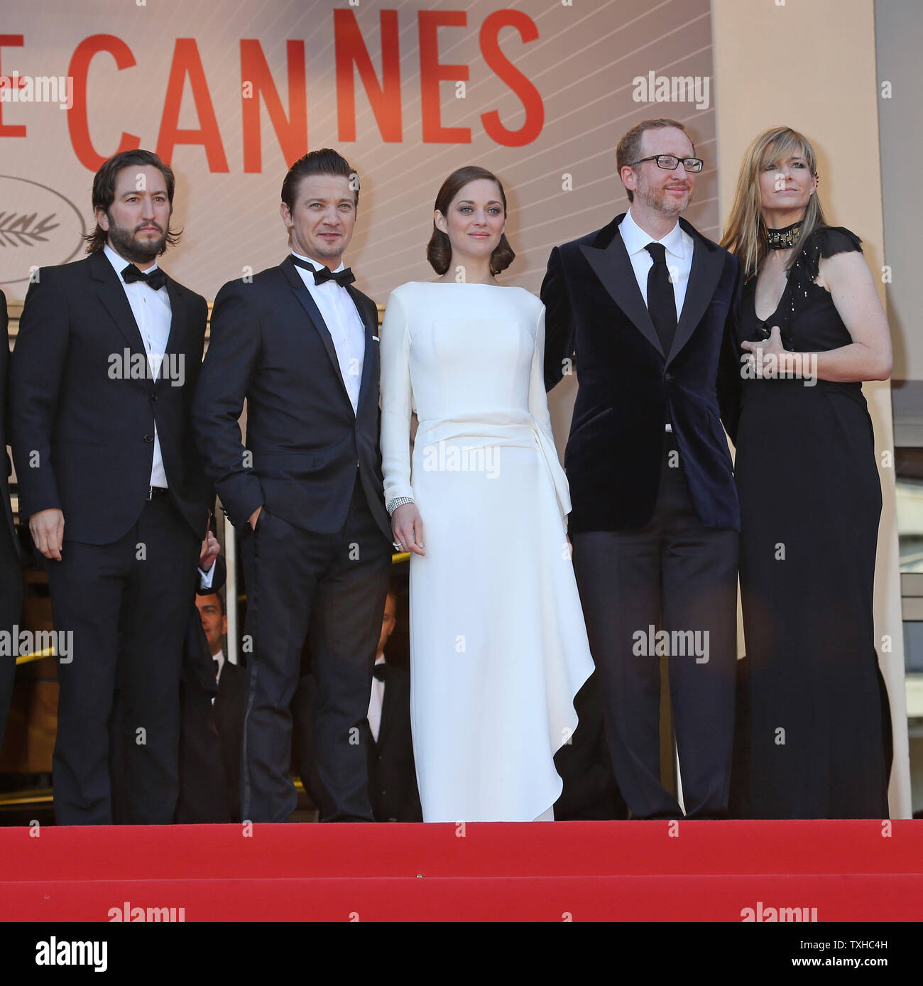 (From L to R) Greg Shapiro, Jeremy Renner, Marion Cotillard, James Gray ...