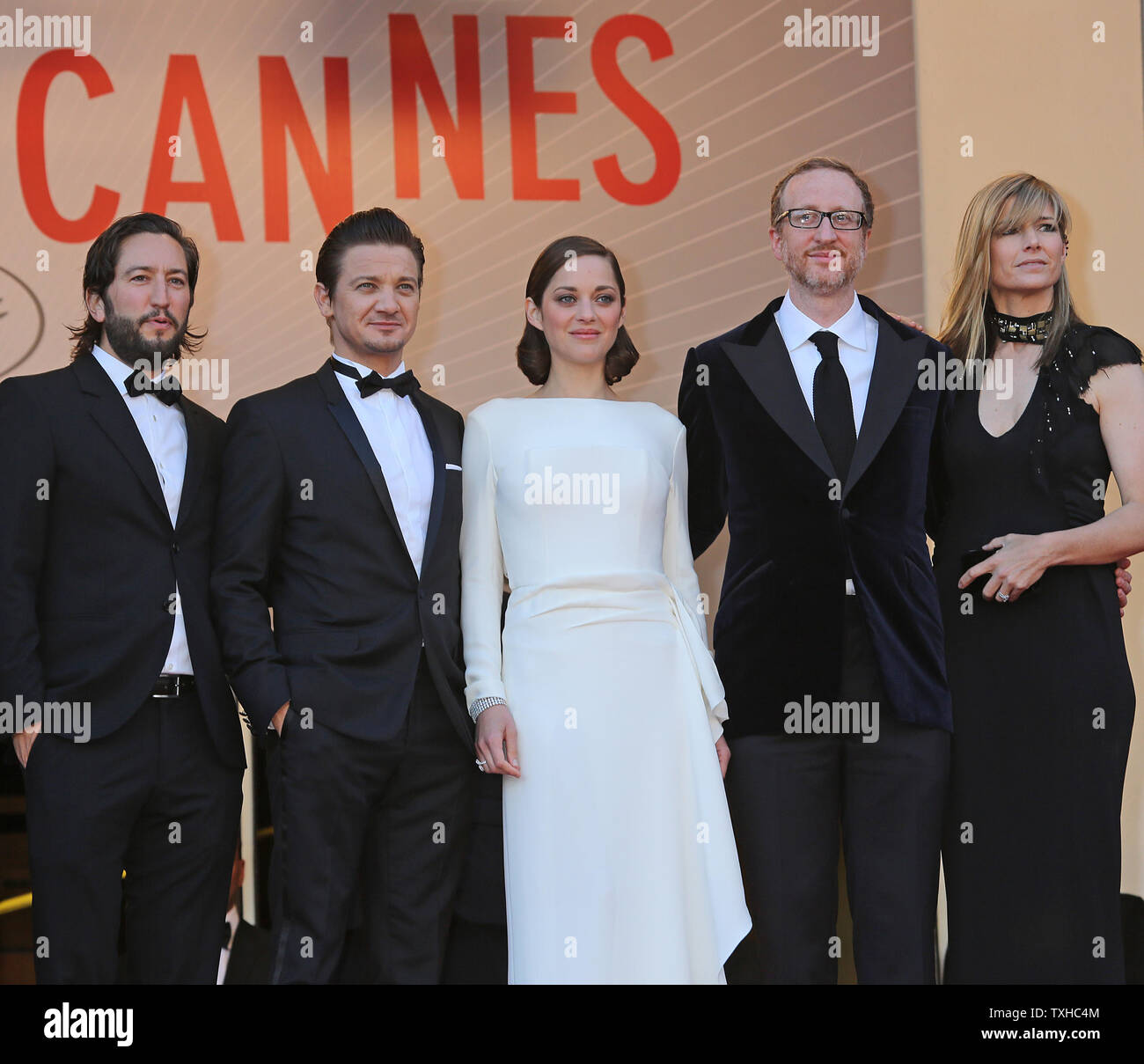 (From L to R) Greg Shapiro, Jeremy Renner, Marion Cotillard, James Gray ...
