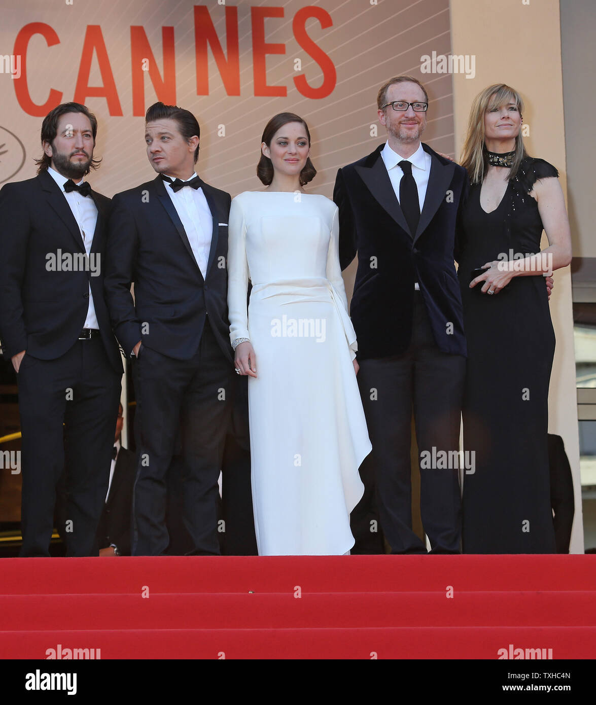 (From L to R) Greg Shapiro, Jeremy Renner, Marion Cotillard, James Gray ...