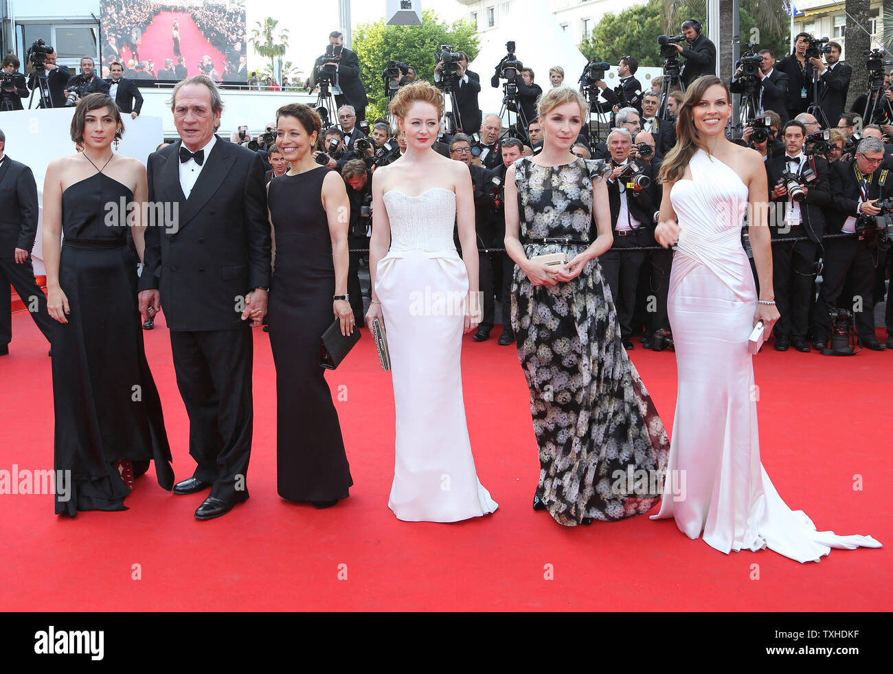 (From 2L to R) Tommy Lee Jones, guest, Miranda Otto, Sonja Richter and ...