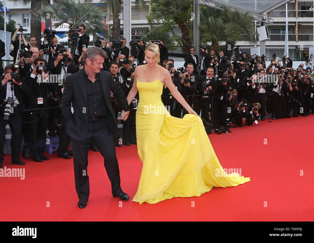 Sean Penn and Charlize Theron arrive on the red carpet before the ...