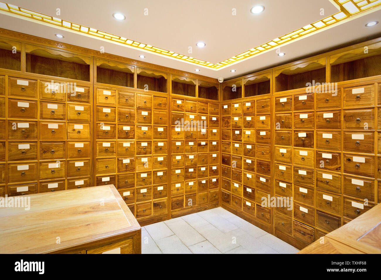 Traditional chinese pharmacy shop ancient hi-res stock photography and ...