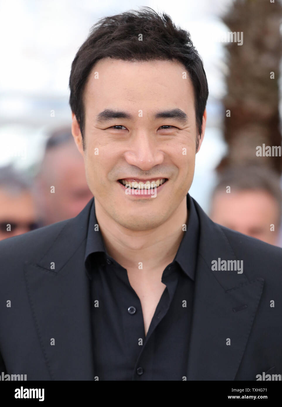 Sung-Woo Bae arrives at a photocall for the film "O Piseu (Office ...