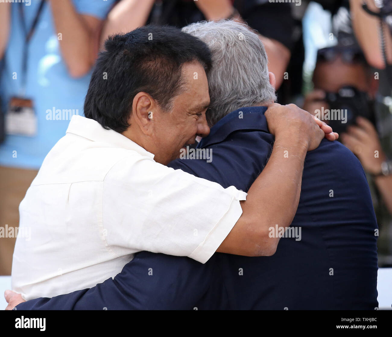 Roberto Duran (L) and Robert De Niro arrive at a photocall for the film ...