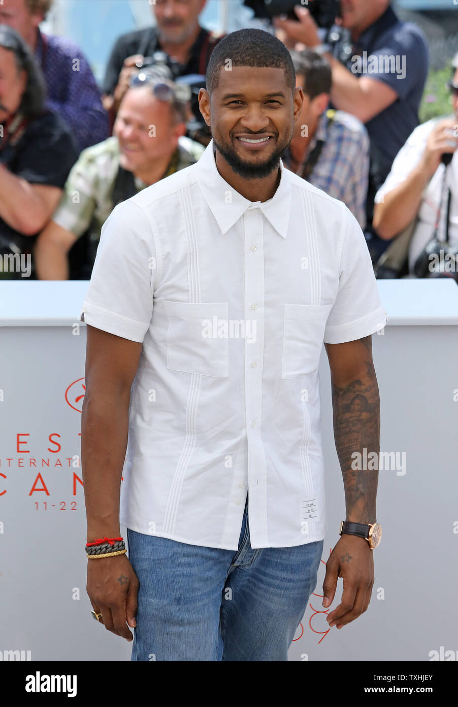 Usher arrives at a photocall for the film "Hands of Stone" during the ...