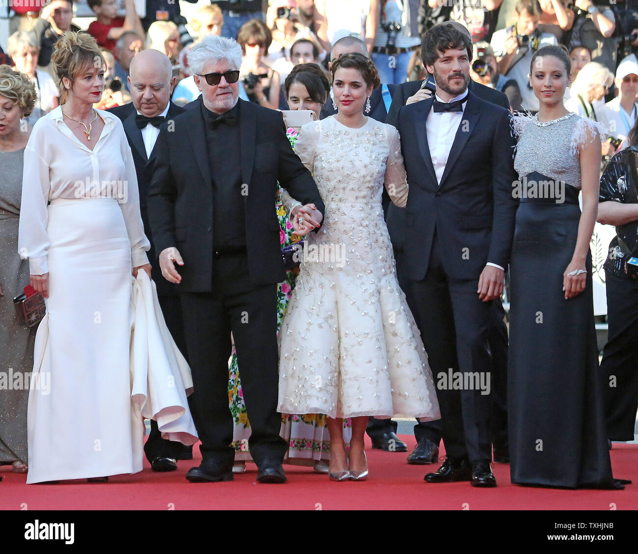 (From L to R) Emma Suarez, Pedro Almodovar, Adriana Ugarte, Daniel Grao ...