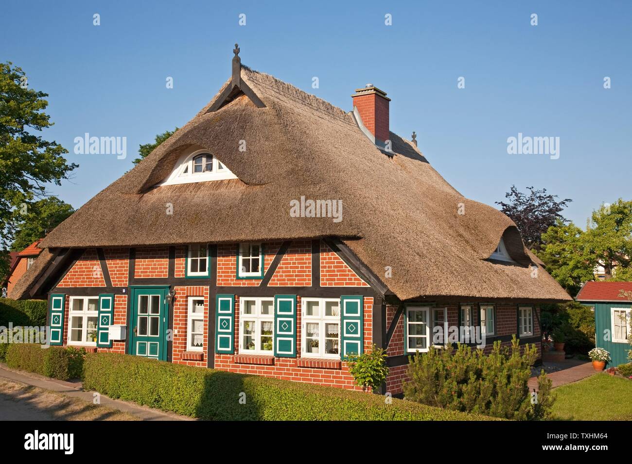 Traditional thatched roof house hi-res stock photography and images - Alamy