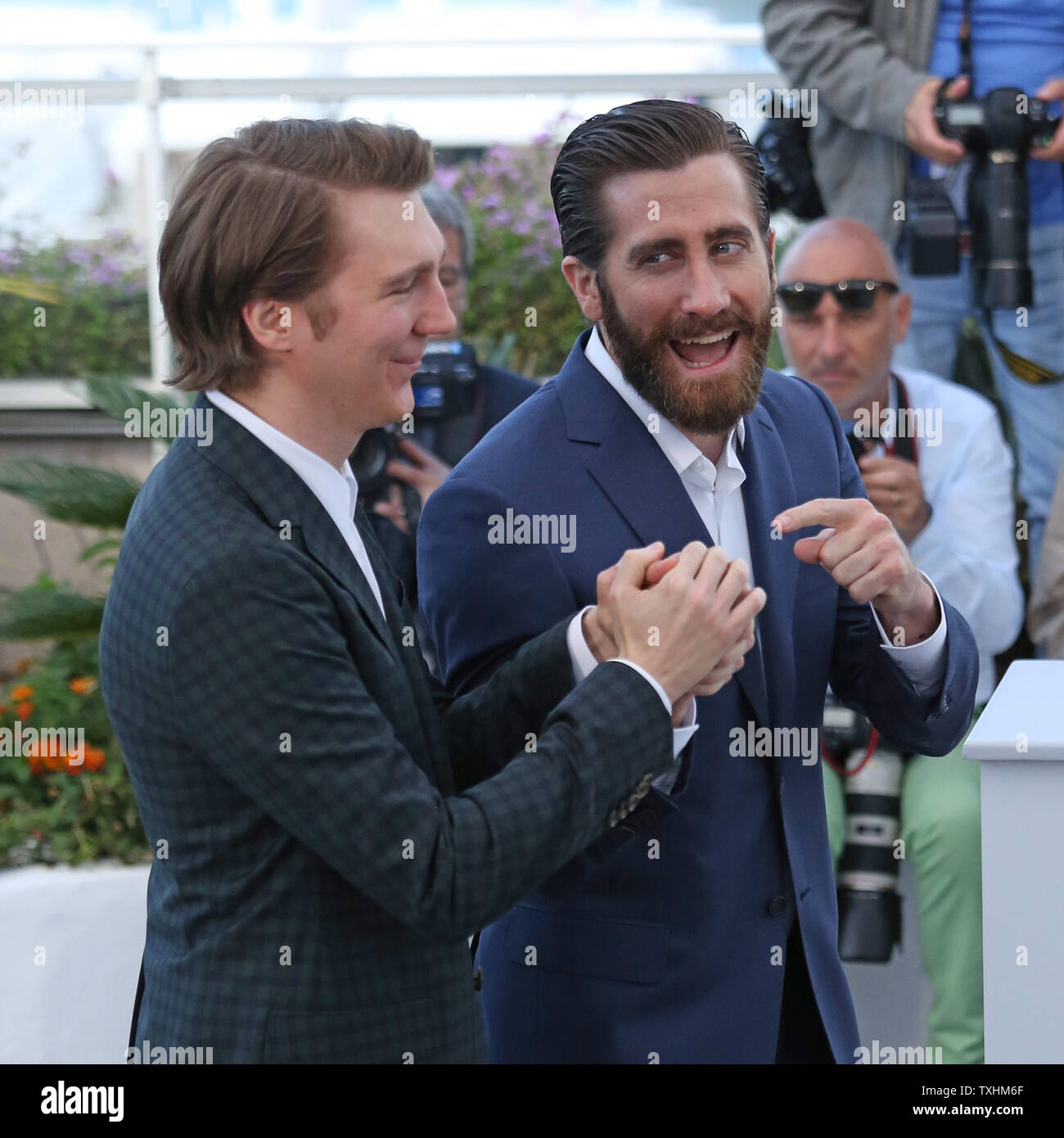 Paul Dano (L) and Jake Gyllenhaal arrive at a photocall for the film ...