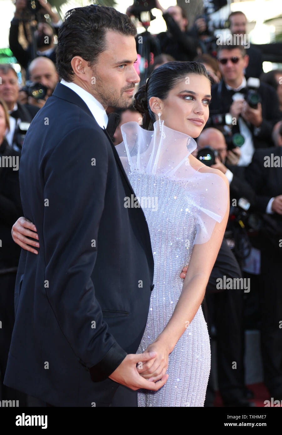Oliver Ripley (L) and Sara Sampaio arrive on the red carpet before the ...