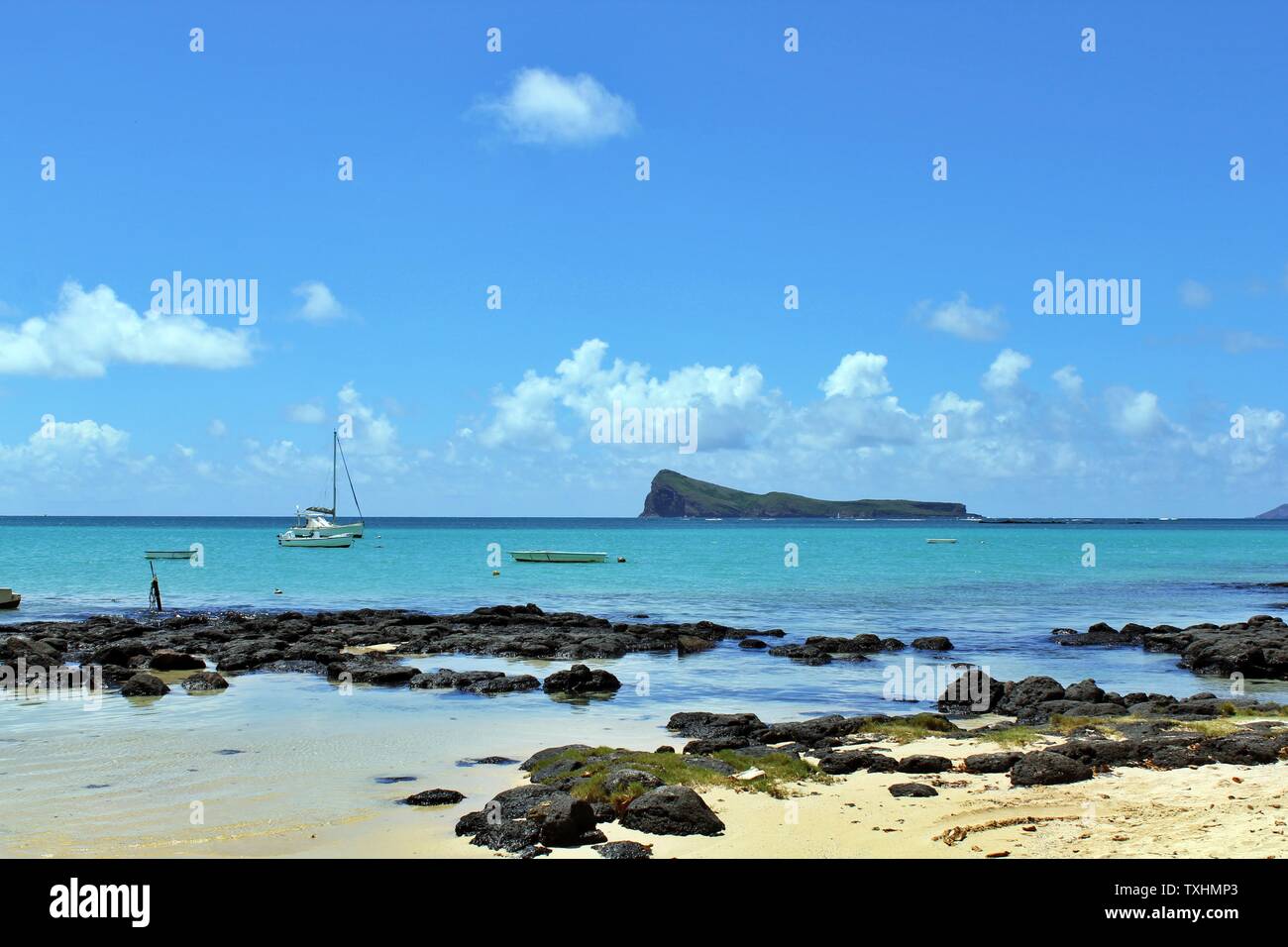 Curved beach and rocks hi-res stock photography and images - Alamy