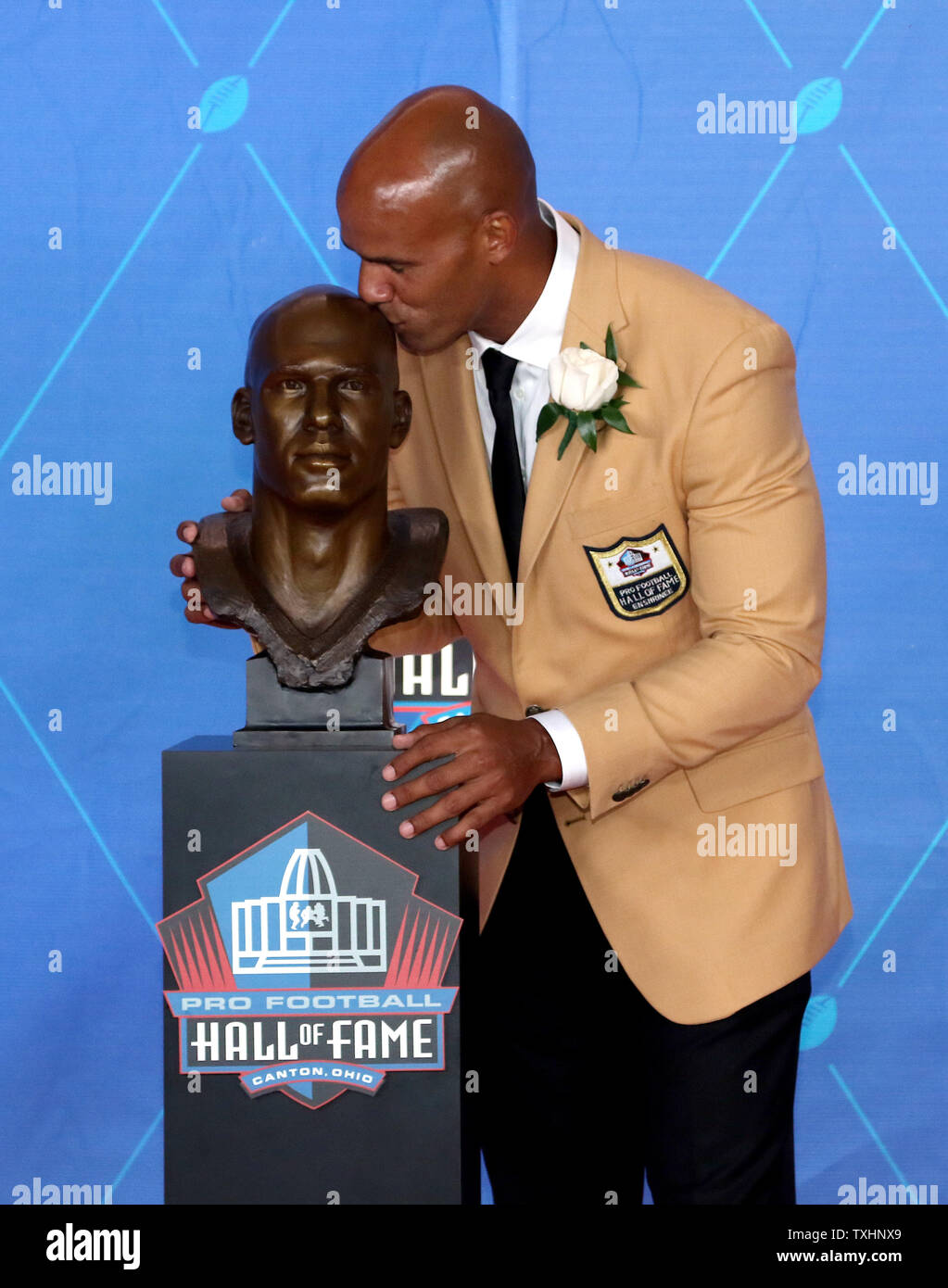 Jason Taylor kisses his bust after being inducted into the Pro Football ...