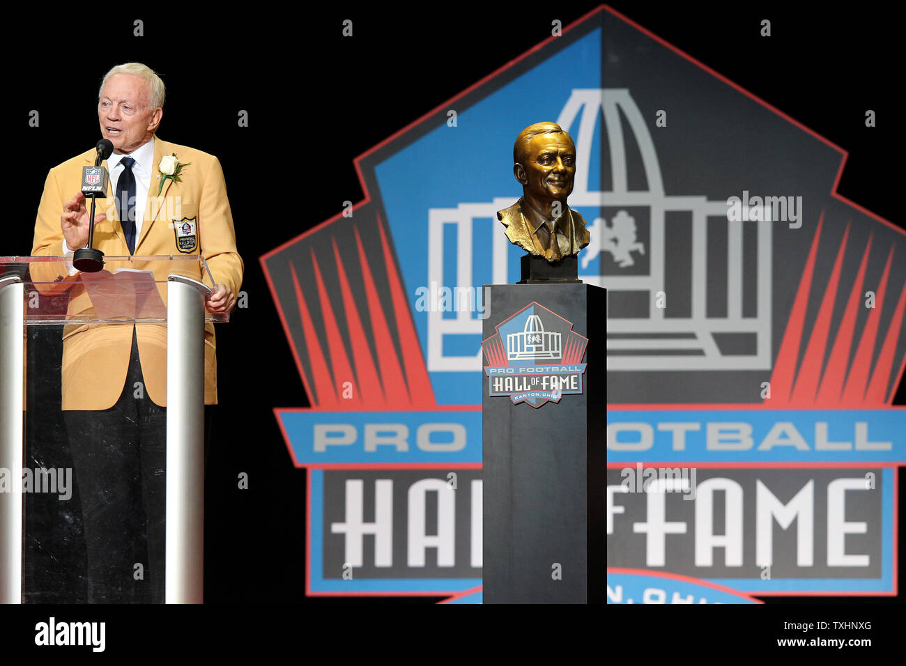 Jerry Jones speaks during his enshrinement into the Pro Football Hall ...