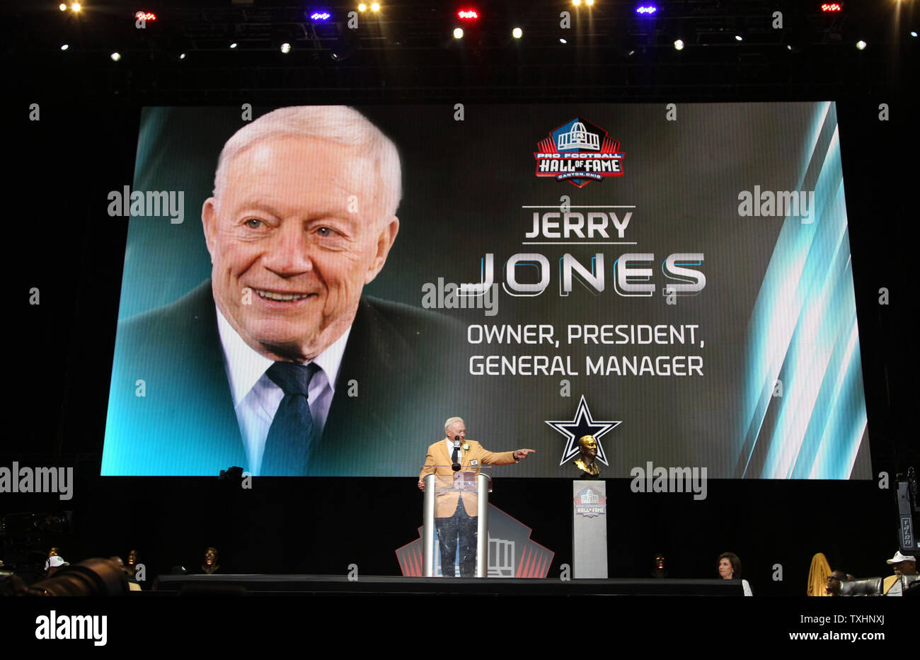 Jerry Jones speaks during his enshrinement into the Pro Football Hall ...