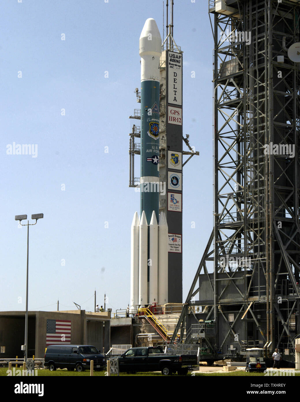 The gantry on Pad 17B rolls back as a Boeing Delta II rocket stands ...