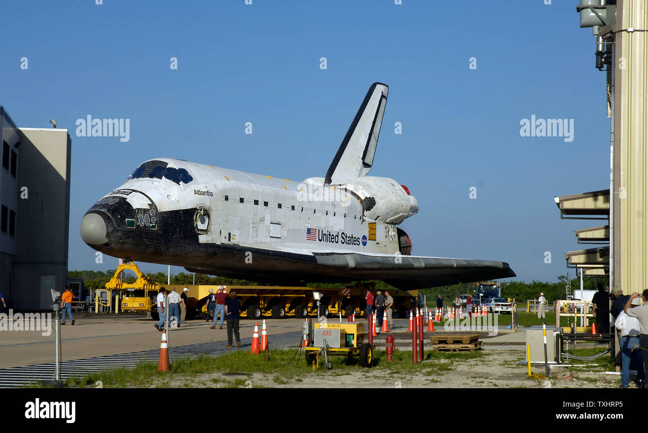 Space Shuttle Atlantis rolls from the Orbiter Processing Facility to ...