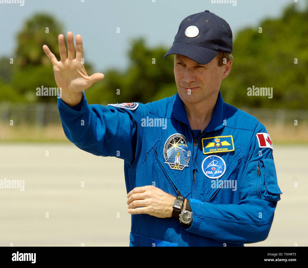 Astronaut steve maclean hi-res stock photography and images - Alamy