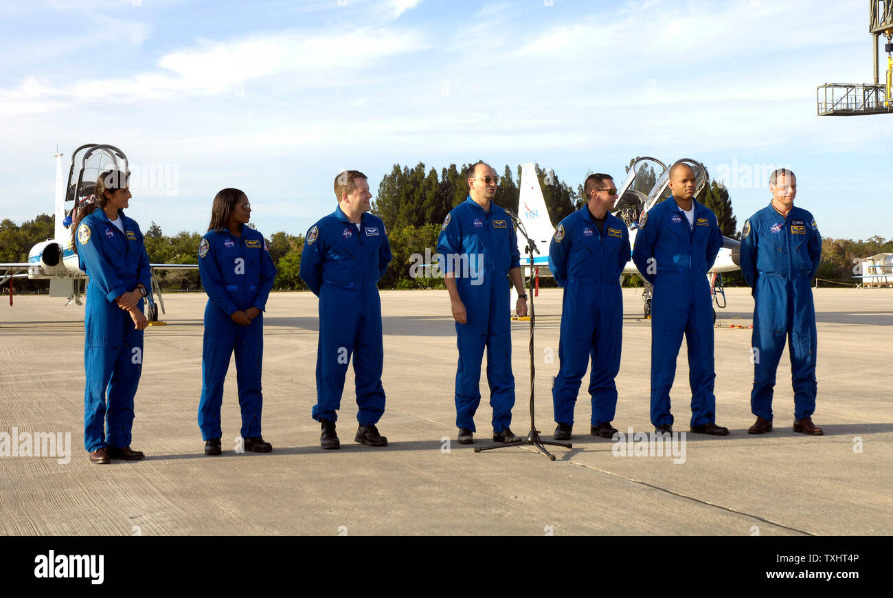 The crew of STS 116, Space Shuttle Discovery, Suni Williams, Joan ...