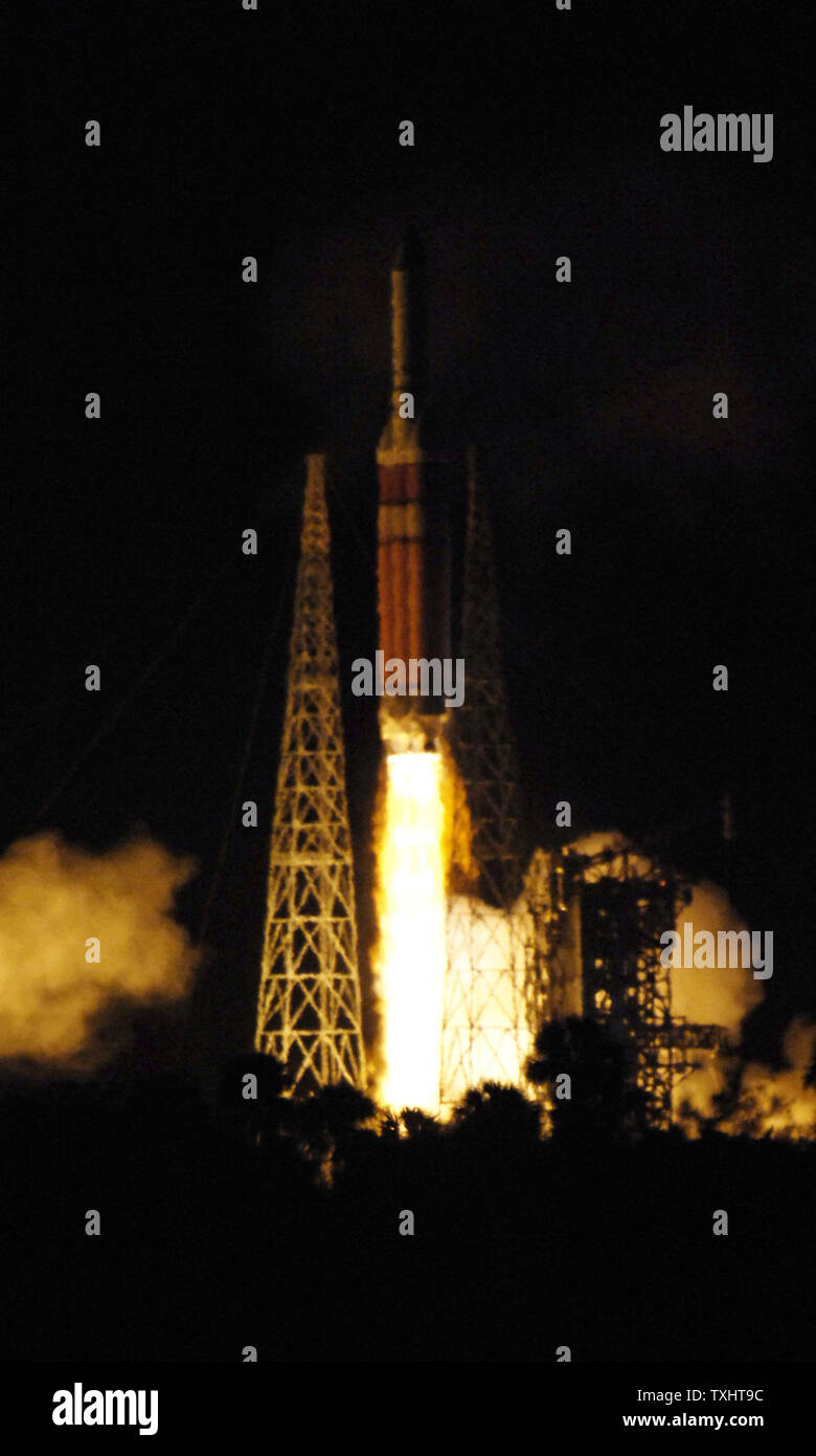 A Boeing Delta IV "Heavy" rocket launches at 9:47 PM from launch pad ...