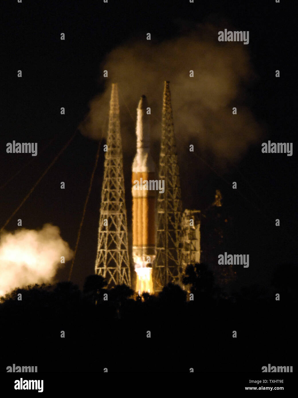 A Boeing Delta IV "Heavy" rocket launches at 9:47 PM from launch pad ...