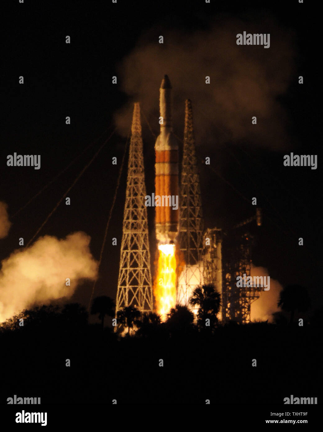 A Boeing Delta IV "Heavy" rocket launches at 9:47 PM from launch pad ...